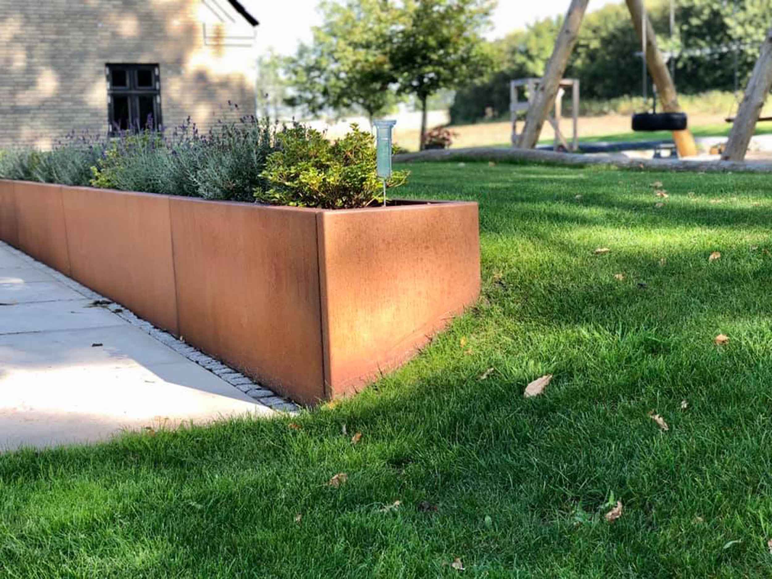 Smedens idé til højbedet har fået eget liv hos Give Stål